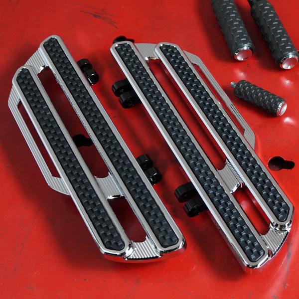 【適合】2018以降 FLHC、FLHCS、FLDE、FLSL、FLFB、FLFBS【商品説明】ハーレー・ミルウォーキーエイト ソフテイル用のライダーフットボードです。縦長のシェイプと、2列のラバーインサート、サイドにエッチングされたARL...