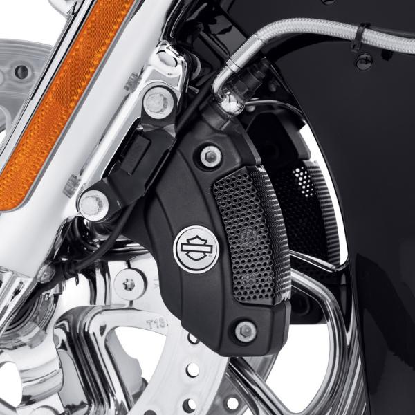 【適合】2008以降 ツーリング2019以降 トライク2006〜2017 Vロッド【商品説明】ハーレー・ツーリング、トライクおよびVロッドの、ブレンボ製フロントブレーキキャリパー用インサートです。ノーマルのサテンフィニッシュインサートを、こ...