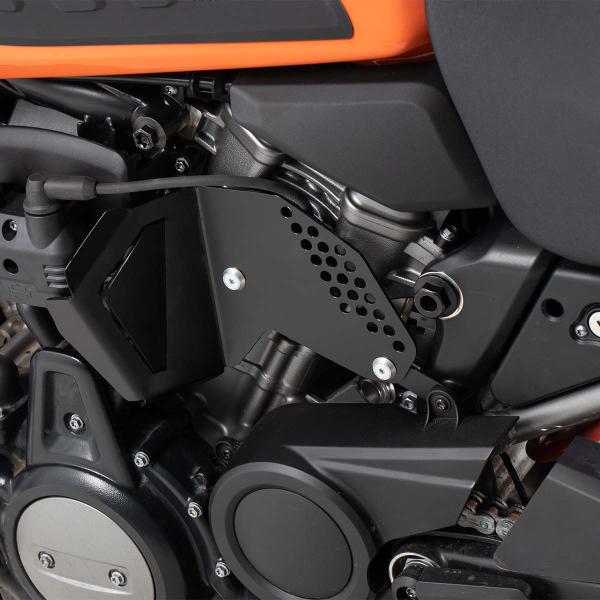 【適合】2021以降 RA1250、RA1250S【商品説明】ハーレー パンアメリカ用のヒートシールドです。EURO5適合のパンアメリカは、エンジン温度も高くなり、ラジエターファンからの熱風とともに、特にライダーの左脚が熱く感じがちです。こ...