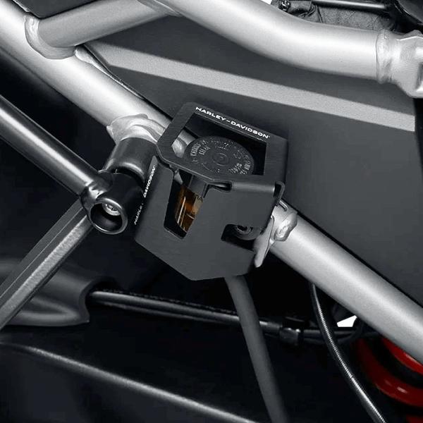 【適合】2026以降 RA1250L2025以降 RA1250ST2021以降 RA1250、RA1250S【商品説明】アルミ製のリアリザーバータンクカバー。●コンパクトで頑丈なアルミニウムガードは、リアリザーバータンクを、低速での転倒時の...