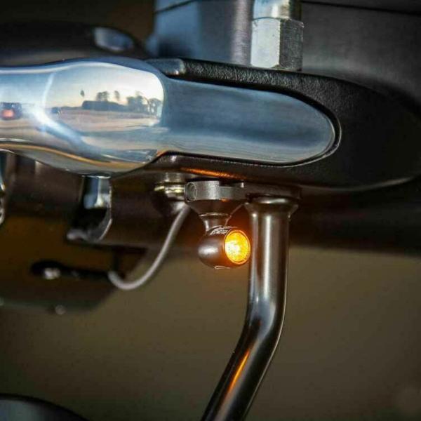 【適合】ケラーマン Bullet Atto用【商品説明】ケラーマンのマイクロウィンカー・Bullet Atto用のマウントブラケットです。ウィンカー装着部スレッドはBullet Attoに合わせたM5サイズです。配線逃がし用の切りかきが付い...