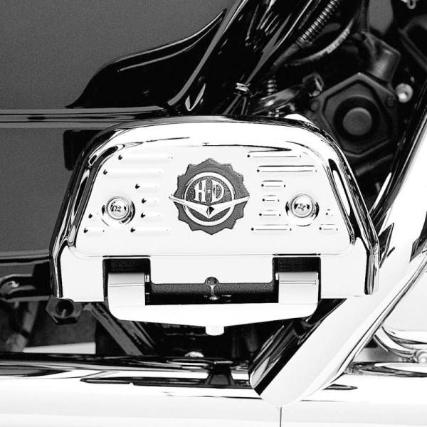 【適合】下記車種でトラディショナルDシェイプ・アルミニウム・パッセンジャーフットボード装着車1986〜2017 FLソフテイル1987以降 ツーリング 、トライク2006〜2016 FLD【商品説明】ロードキングクラシック・大キャスト・メダ...