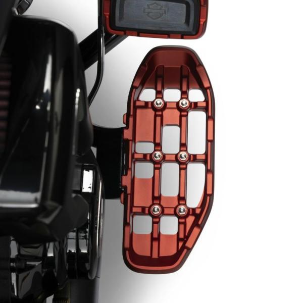 【適合】2018以降 FLHC/S、FLFB/S、FLDE、FLSL【商品説明】M8ソフテイル用 ライダーフットボードです。＜特長＞●アグレッシブなライディングをサポートする機能性と、大胆なルックスを兼ね備えた、レッドライン・シリーズのフッ...