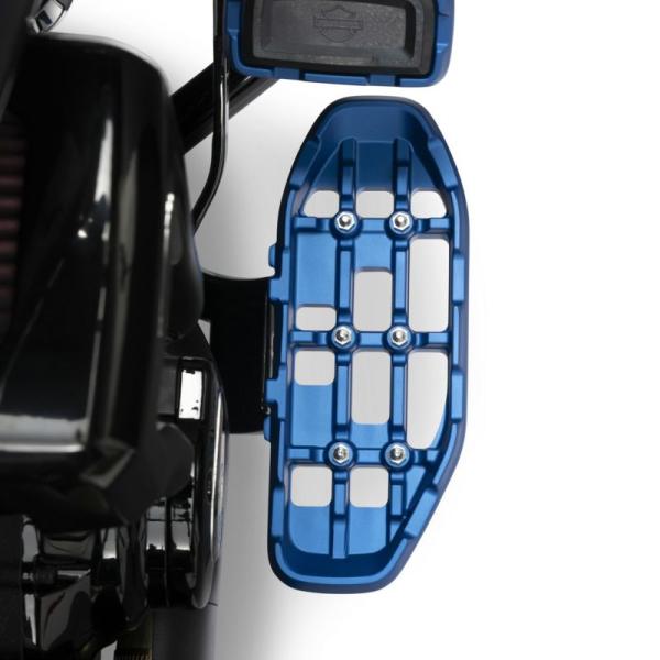 【適合】2018以降 FLHC/S、FLFB/S、FLDE、FLSL【商品説明】M8ソフテイル用 ライダーフットボードです。＜特長＞●アグレッシブなライディングをサポートする機能性と、大胆なルックスを兼ね備えた、レッドライン・シリーズのフッ...