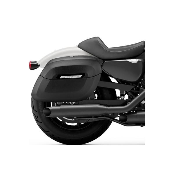 【適合】2018〜2021 スポーツスター【商品説明】ハーレー・スポーツスター用のハードサドルバッグ。標準装着リアサスペンションの形状に合わせたカットアウト仕様で、すっきりとバイクにフィットします。グラスファイバー製。表面はレザーを貼ってあ...