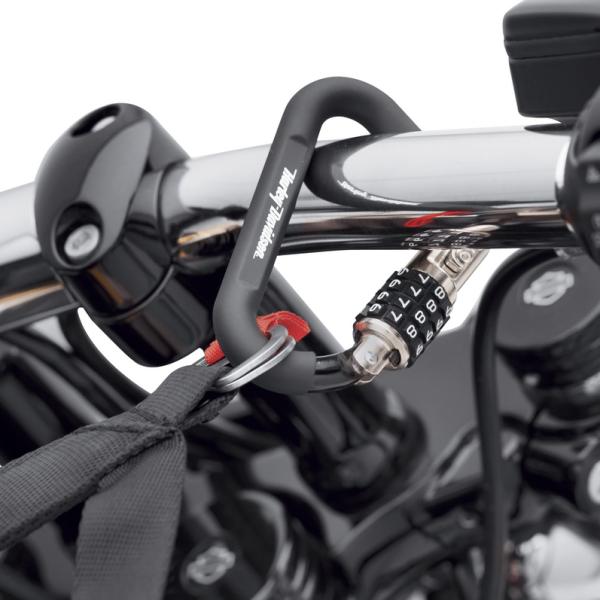 【商品説明】ヘルメット、ジャケット、グローブなどの小物を盗難から守ります。4桁のダイヤルロック付きですので、大変便利です。カラビナタイプで、最大1.5インチ径のパイプに装着出来ます。アルミニウムおよび亜鉛合金製。カラビナ部分にはラバーコーテ...