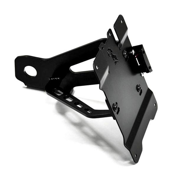 【適合】1984〜2007 ソフテイル【商品説明】ライセンスプレートを左サイドへ移設するブラケットキットです。リアアクスルと共締めします。Eマーク付ライセンスプレートライトが付属します。ライセンスプレートライトは上・下・サイドに装着出来ます...