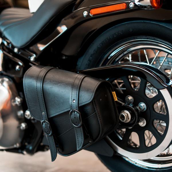 【適合】1984以降 ソフテイル※2019〜2020 FXDRS不可【商品説明】ソフテイルのスイングアームに最適な、丈夫で手入れの簡単なシンセティックレザーのバッグです。・特長●ビンテージテイストのミニマルなスイングアームバッグ●丈夫なシン...