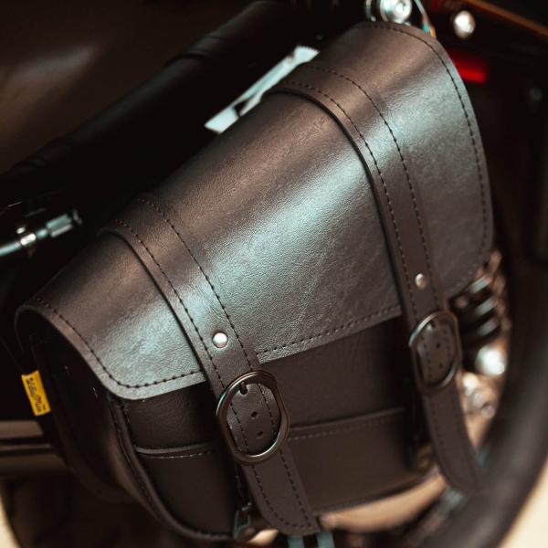 【適合】1986〜2021 XL スポーツスター【商品説明】XL スポーツスターに最適な、丈夫で手入れの簡単なシンセティックレザーのスイングアームバッグです。・特長●ビンテージテイストのミニマルなスイングアームバッグ●丈夫なシンセティックレ...