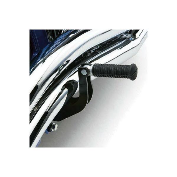 【適合】1986〜2011 FXST、FLST【商品説明】SpeedSter　スウィプトマフラー用パッセンジャーペグ リロケーションキットです。COBRA製のスウィプトマフラーを取り付けると右側のパッセンジャーペグが干渉する為、ペグマウント...