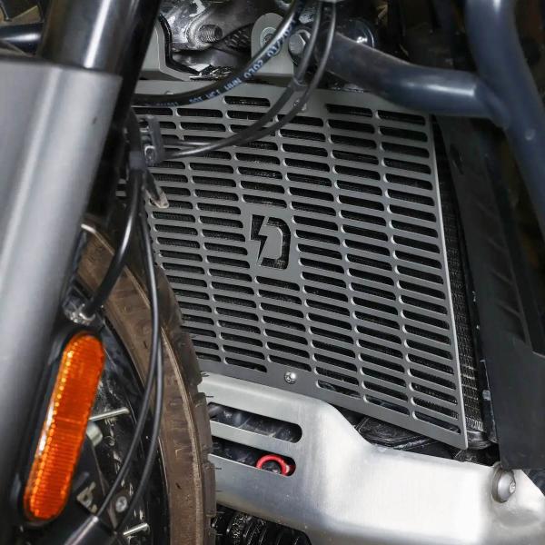 【適合】2021以降 RA1250、RA1250S、RA1250ST、RA1250L【商品説明】ハーレー パンアメリカ用ラジエターガード。●飛び石等によるラジエターのフィンが変形するのを防ぎます。●頑丈な6061-T6ビレットアルミニウム製...