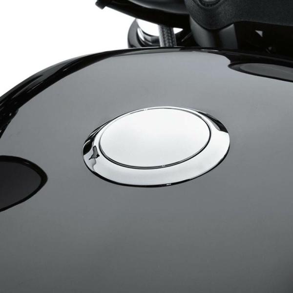 【適合】1998〜2021 スポーツスター※標準装備3.3ガロン（12.5L）タンク【商品説明】標準装備のフューエルキャップからプッシュ式のフューエルキャップに変更ができます。旧型番：63133-10A【カラー】クローム【メーカー】Harl...