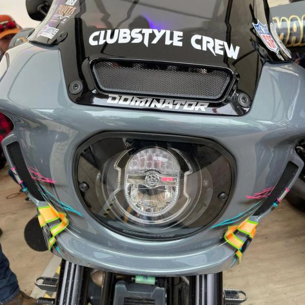 【適合】2022〜2024 FXLRST、FXRST【商品説明】ローライダーST、エルディアブロ用 FXRTスタイル、ヘッドライトカバーです。＜特長＞●このヘッドライトカバーを装着するだけで往年のFXRTスポーツグライドの様にフェアリングと...