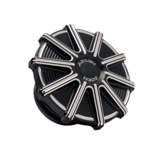 【適合】1997年以降のベント付きタンク用【商品説明】10ゲージデザインのアルミガスキャップです。放射状の10本スポークと、精緻な溝が特徴です。ビレットアルミニウム製。CNCマシン削り出し品です。中心にARLEN NESSのロゴがレーザー刻...