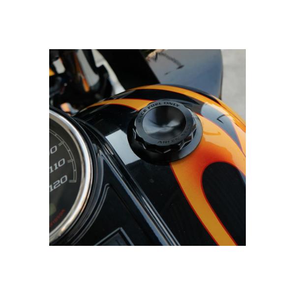 【適合】1997年以降のベント付きタンク用【商品説明】12ポイントボルトヘッドを模したアルミガスキャップです。ビレットアルミニウム製。CNCマシン削り出し品です。上面にARLEN NESSのロゴと、レースをイメージさせるRACE FUEL ...