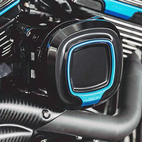 【適合】2024 FLHRXS、FLHTK、FLTRK2017〜2023 ツーリング2018〜2024 ソフテイル2017〜2025 トライク【商品説明】スクエア形状のエアクリーナー。●高品質のビレットアルミニウムからCNC加工で削り出され...