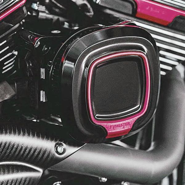 【適合】ケーブルスロットル用1999〜2007 ツーリング2000〜2015 ソフテイル1999〜2017 ダイナ※FXDLSは不可【商品説明】スクエア形状のエアクリーナー。●高品質のビレットアルミニウムからCNC加工で削り出されたこの製品...