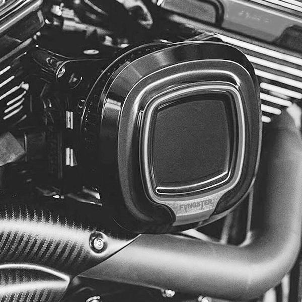 【適合】ケーブルスロットル用1999〜2007 ツーリング2000〜2015 ソフテイル1999〜2017 ダイナ※FXDLSは不可【商品説明】スクエア形状のエアクリーナー。●高品質のビレットアルミニウムからCNC加工で削り出されたこの製品...