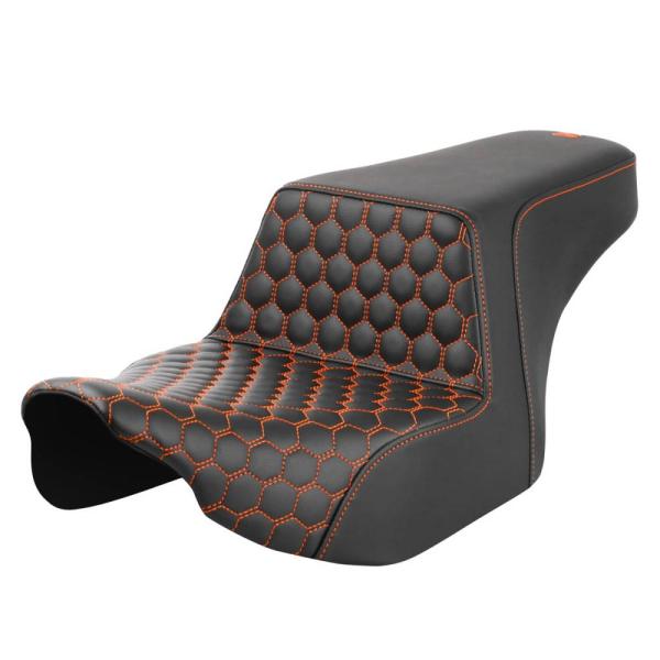 【適合】2024 FLHX、FLTRX2023〜2024 FLHXSE、FLTRXSE、FLTRXSTSE※サドルバッグガード装着車は不可【商品説明】ハーレー、ツーリングモデル用ステップアップシート。●ライダー側にハチの巣状のハニーコンボス...