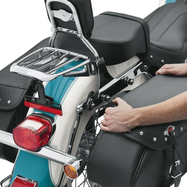 【適合】2003〜2017 FLSTC【商品説明】ヘリテイジソフテイル・クラシックのノーマルサドルバッグを簡単に着脱可能にする為のキットです。独自の3ポイントドッキングシステムは、振動による負荷を分散し、サポートのよじれを最小限に抑えます。...