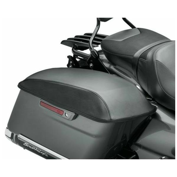 【適合】2024 FLHTK、FLTRK、FLHRXS2014〜2023 ツーリング※ハードサドルバッグ装着車【商品説明】標準装備サドルバッグカバーを擦り傷や小石、などから守ります。マジックテープタブ付きで取り付け簡単。フリース裏地付きビニ...