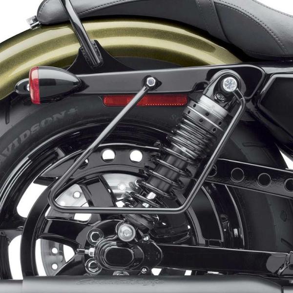 【適合】2000〜2021 スポーツスターXL1200S、XL1200T、2002〜2003 XL883Rは不可【商品説明】サドルバッグがブレーキやスイングアームと接触するのを防ぎ安全な走りを確保します。非常にしっかりとした造りです。純正サ...