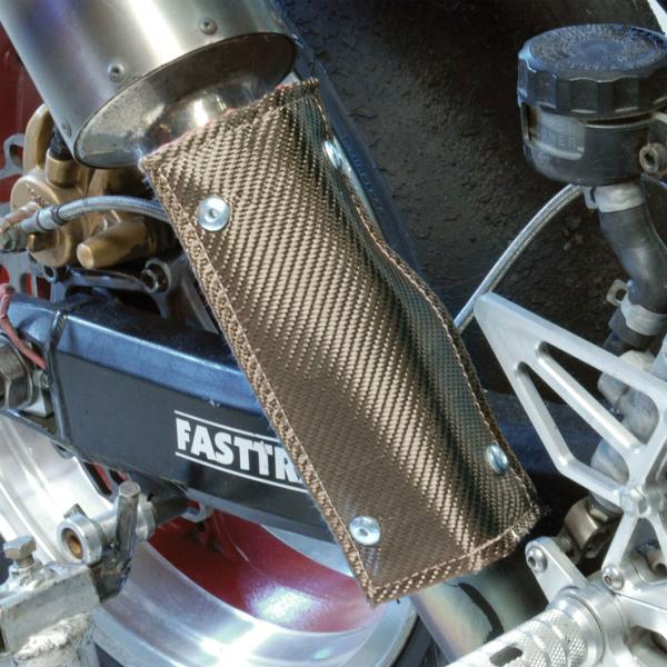 【商品説明】熱保護性能、耐久性に優れた汎用ヒートシールド。柔軟性があるので取り付けが容易です。排気熱に耐えるよう特別に処理された高温耐性のある生地（89％シリカ）で作られています。外縁もステッチで仕上げられ耐久性があります。ステンレス製取り...