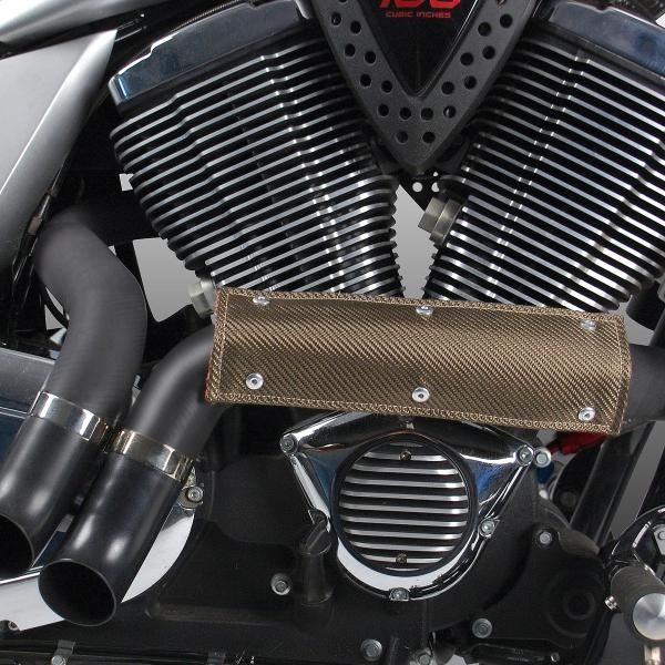 【商品説明】熱保護性能、耐久性に優れた汎用ヒートシールド。柔軟性があるので取り付けが容易です。排気熱に耐えるよう特別に処理された高温耐性のある生地（89％シリカ）で作られています。外縁もステッチで仕上げられ耐久性があります。ステンレス製取り...