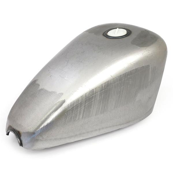 【適合】1983〜1991 スポーツスター【商品説明】1983〜1991 スポーツスター用 フュエルタンクです。＜特長＞●2.25ガロンのスリムなピーナツタンク。ノーマル互換品ですので、交換用またはカスタム用として使用出来ます●フュエルコッ...
