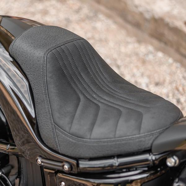 【適合】2018以降 FLFB/S、FXBR/S、FXDRS※Avengerフェンダー専用【商品説明】Avenger（アベンジャー）シリーズのリアフェンダー（921574）専用シート。ダイアモンドステッチデザイン。フェンダーに完璧にフィット...