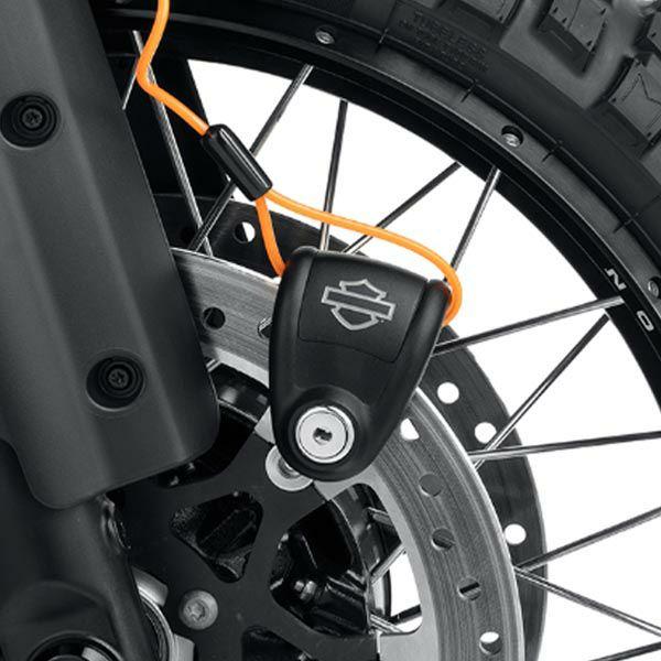 【適合】ハーレー用 汎用品【商品説明】ハーレー用　防犯アラーム付ブレーキディスクロックです。＜特長＞●ロックが掛かった状態で動きを検知すると、120デシベルの大音量のアラームが響き渡ります●使う場所や好みに応じてアラーム機能をキャンセルでき...