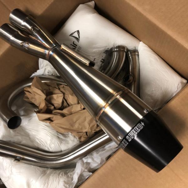 【適合】2004〜2021 スポーツスター※XR1200/X不可【商品説明】ショートタイプのマフラーが特徴の2-1フルエキゾーストシステムです。アグレッシブなルックスとサウンドです。エキゾーストパイプは航空機部品グレードのステンレススチール...