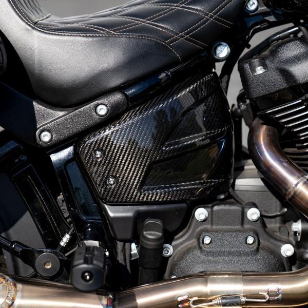 【適合】2018〜2024 FXLR/S/ST、FXRST、FXBB/S、FXST、FLHC/S、FLDE、FLSL※リモートアジャスター・ノブ付きリアショック装着車不可【商品説明】M8ソフテイル用 カーボン製サイドカバーセットです。・特長...