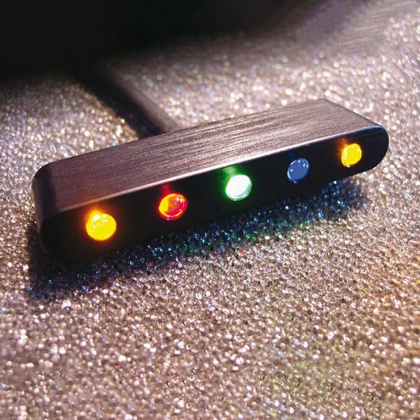 【商品説明】小ぶりなボディーのLEDインジケーターランプです。●5個のLEDランプが横一列に並んでいます●カラーはオレンジ x2（両端）、レッド、グリーン、ブルー。カスタム用として使用出来ます●ハウジングはアルミ製。裏側2箇所にM3スレッド...