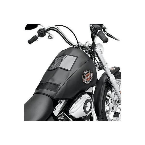 【適合】ツーリングソフテイルダイナFXR【商品説明】メンテナンス時にフュエルタンク、フェンダーを保護するカバー。外側はお手入れの簡単なブラック・ビニール、内側は柔らかなフリースです。カバーがずれるのを防ぐマグネット、小さなパーツの収納に便利...