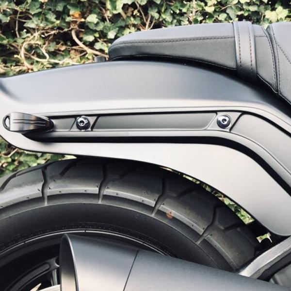 【適合】2018以降 FXLR、FXLRS、FXBB、FXBBS、FXST、FLSL、FXBR、FXBRS※サドルバック装着車は不可。【商品説明】M8ソフテイルのフェンダーストラットをブラックアウトできるボルトキットです。＜特徴＞●フェンダ...