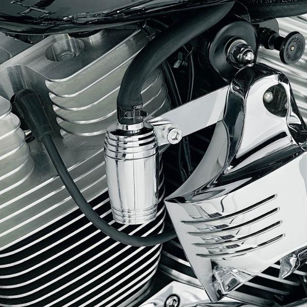 【商品説明】ハーレーのエンジンはクランクケースに発生するブローバイガスをシリンダーヘッドからエアクリーナーに還元しています。ハイフローエアクリーナーに交換するとブローバイガスに混ざるエンジンオイルを吸いきれないで漏れてくる事があります。この...