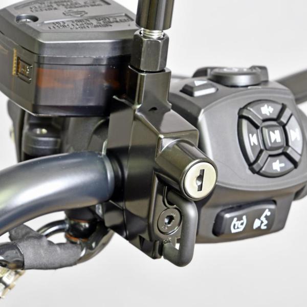 【適合】2021以降 RH1250S2022以降 RH975、RH975S【商品説明】スポーツスターS、ナイトスター用 ヘルメットロック兼ミラーホルダー付きハーフクランプです。ノーマルのバーエンドミラーから、ハンドルマウントミラーへ変更する...