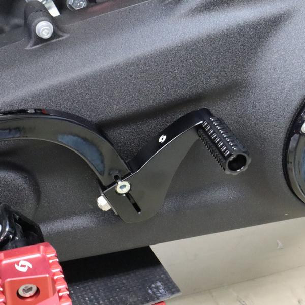 【適合】2018以降 FXLR/S/ST、FXBB/S、FXST、FXRST【商品説明】M8ソフテイル ミッドコントロール車用 ヒールシフターセットです。＜特長＞●ヒールシフターを装着することで、ブーツに傷をつけることなく、シフトアップ操作...