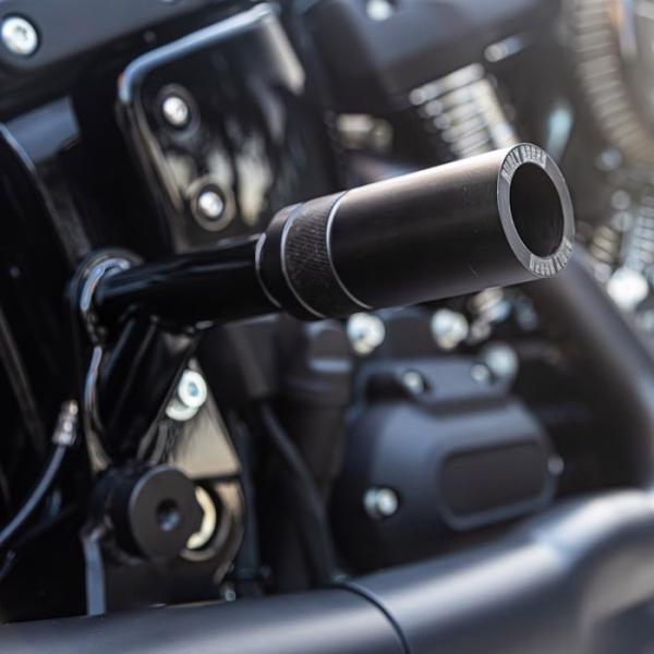 【適合】2018〜2024 ソフテイル【商品説明】M8ソフテイル用 リアクラッシュバーです。＜特長＞●堅牢な作りのクラッシュバー●タンデムステップの代わりにパッセンジャーが足を乗せるよう、スライダーに滑り止めナール模様が刻まれています●先端...