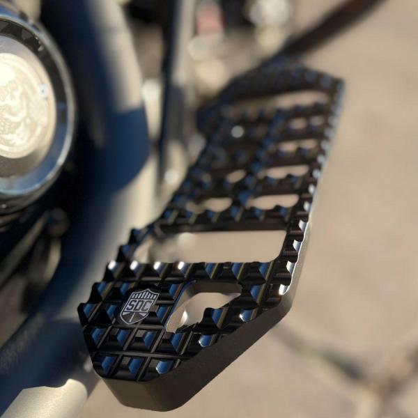 【適合】1980〜2024 ツーリング1986〜2017 FLソフテイル2012〜2016 FLD【商品説明】ビレットアルミニウム削り出しの武骨なフットボードです。CNCマシンカットによる大きなナールで、ブーツをしっかりとグリップします。ブ...