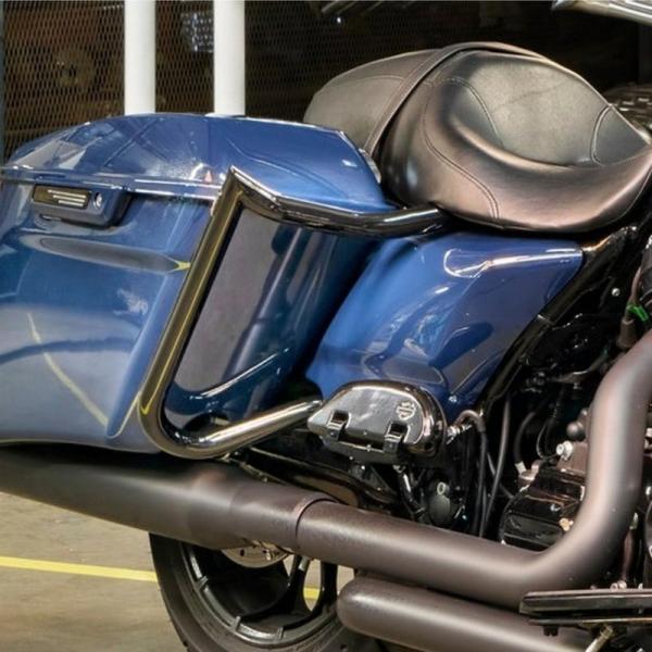 【適合】2002〜2017 FLS FLSTC FLSTN【商品説明】1.25インチ径のサドルバッグガードです。0.12インチ（約3mm）厚のマイルドスチール製パイプを使用していますので、見た目だけでなく、高いプロテクション効果も兼ねていま...