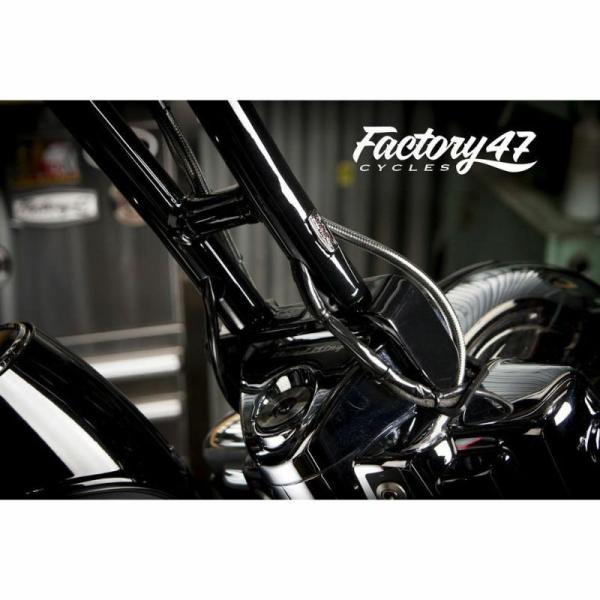 【適合】1インチ径クランプ装着車【商品説明】Tバーをこのブラケットに組み合わせることにより、通常の1インチ径バーハンドル用のクランプに取り付けることが可能になります。Evil T ハンドルバー（HB2102512B、HB2102515B)や...