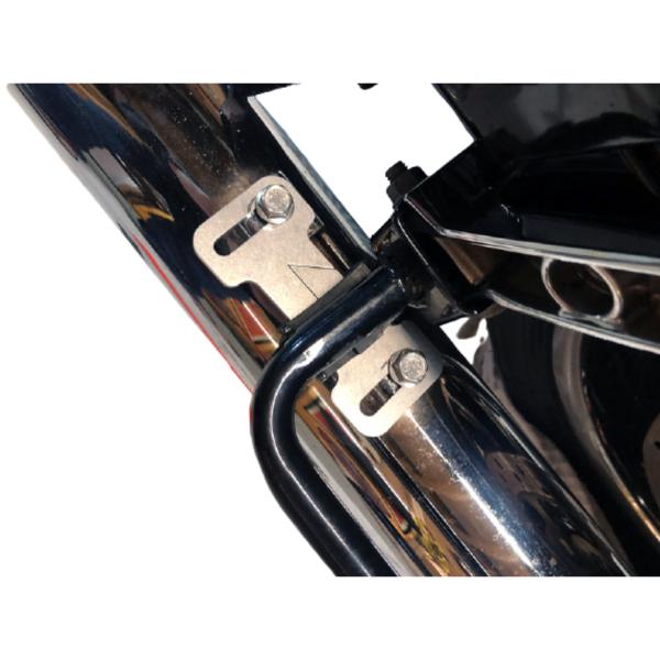 【適合】1985〜2024 ツーリング【商品説明】スリップオンマフラーの取り付け位置を左右に調整可能なブラケットです。ストレッチサドルバッグやストレッチリアフェンダーを装着した際に、マフラー用アウトレットとマフラーボディの位置が合いずらい場...