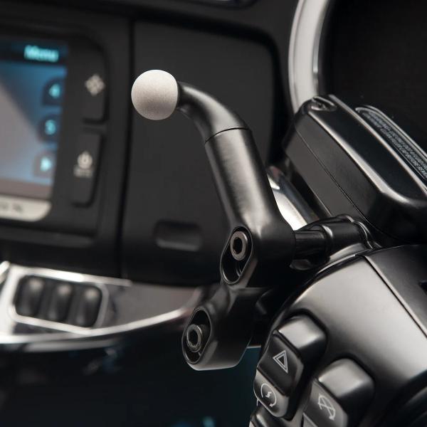 【適合】1982以降 ツーリング、ソフテイル、スポーツスター、ダイナ、Vロッド、トライク※1988〜1995のスイッチ付パーチは不可※ストリート、パンアメリカ不可【商品説明】ハンドコントロールのパーチに共締めするデバイスマウントです。デバイ...