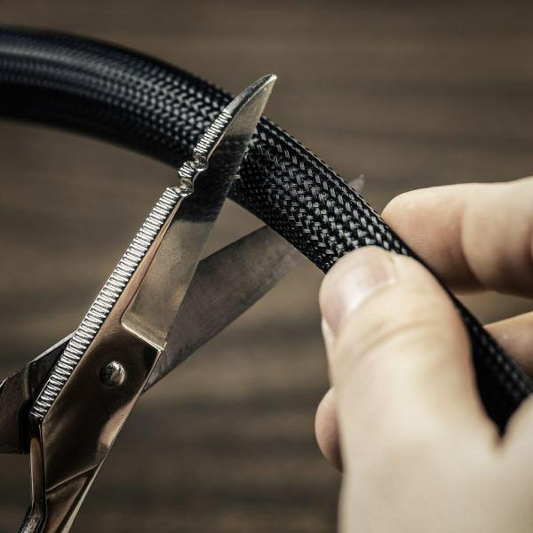 【商品説明】ケーブルや配線の保護に便利な、汎用カバーです。●配線、ケーブル類の保護に便利な、編組ホース●普通のハサミでカットしても切断面がほつれず、便利です●高密度で編組されていますが、柔軟性も兼ね備えており、プラグやコネクターの上から被せ...