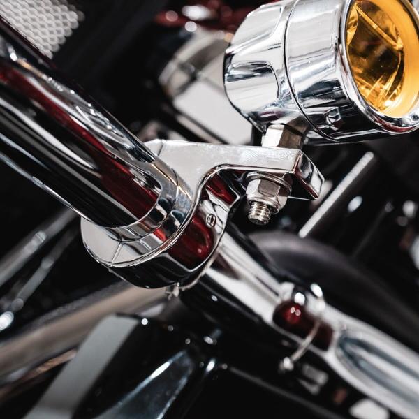 【適合】ツーリング、ソフテイル、トライク1.25インチ径 エンジンガード用【商品説明】シャークデーモンシリーズ・LEDフォグライトを、1.25インチ径のエンジンガードへ装着するためのマウントクランプキットです。＜特長＞●カスタムダイナミクス...