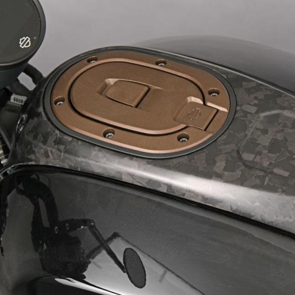 【適合】2021以降 RH1250S【商品説明】スポーツスターS用 タンクコンソールです。素材は超軽量かつ超高強度を誇るドライカーボン製。ウェットカーボンよりも圧倒的な高強度を誇ります。カーボン素材をランダムに固めた、フォージドカーボン。マ...