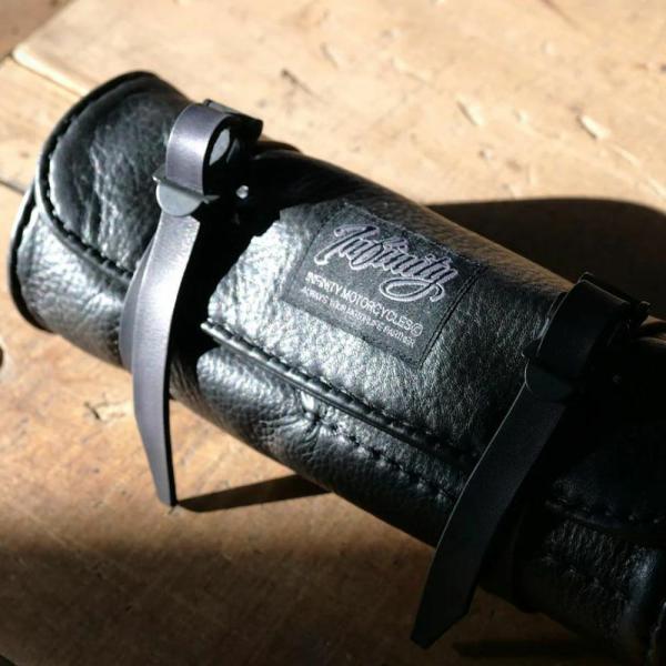 【商品説明】ATELIER CHERRY×INFINITYのメンテナンス道具を入れるツールロールです。●レザーはCOW HIDE(牛革)のクロームタンニングレザーを使用。非常に柔らかい質感で手触りが良い革です●ベルト部はベルギー産のサドルレ...