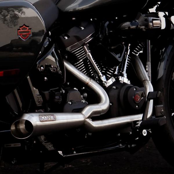 【適合】2025以降 FXLRST、FLHC※別売O2キャンセラー1個（1081-0009A）が必要【商品説明】2025以降 ローライダーST、ヘリテイジクラシック用2-1フルエキゾーストマフラーです。＜特長＞●2025以降モデルのサドルバ...